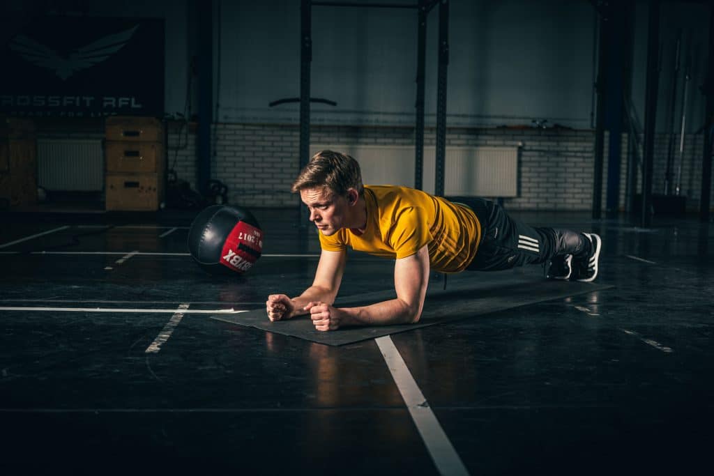 Wat is planken? Welke spieren train je er mee? En welke varianten zijn er?